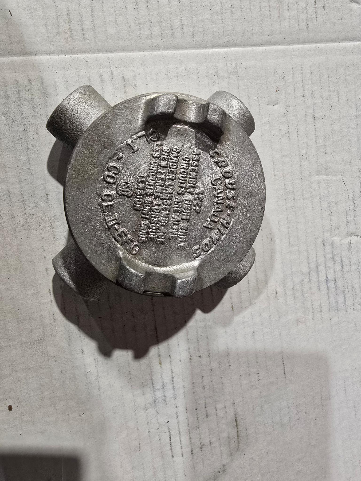 Eaton Crouse-Hinds GUAX-16 conduit outlet box with cover, 3" cover ope ...